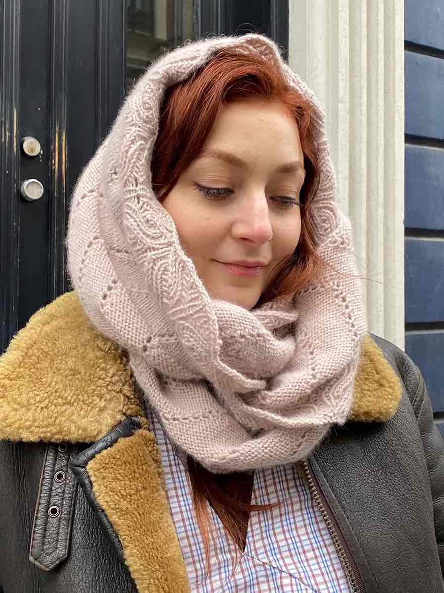 Möbius cowl | Handknitted leafs | Knitting pattern by Önling